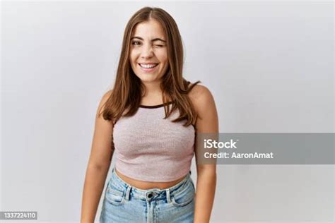 섹시한 표정 명랑하고 행복한 얼굴로 카메라를 보고 고립 된 배경 윙크 위에 서있는 젊은 갈색 머리 여자 갈색 머리에 대한 스톡 사진 및 기타 이미지 Istock
