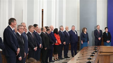 Смяна на местата в МС Главчев ще страни от партиите Денков поиска НС да не пипа машините ШУМ БГ