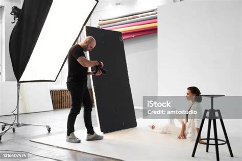 사진 스튜디오에서 패션 사진 전문 남성 사진 작가 촬영 사진 촬영 사진 사진 촬영 사진 의 사진 에 아름다운 여자 모델 에