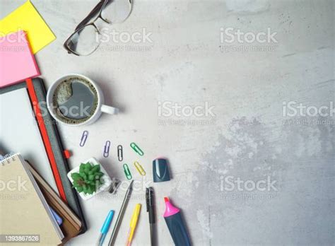 상단보기 빈 종이 메모 패드 커피 컵 유리 및 펜 텍스트를위한 장소가있는 데스크톱 모형 0명에 대한 스톡 사진 및 기타 이미지 Istock