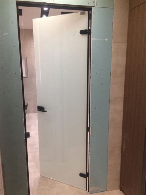 Стеклянная дверь в ванную Стекло для производства двери использовали триплекс осветленное смарт