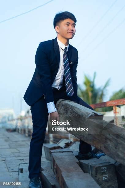 무거운 통나무를 들어 올리는 공식적인 양복을 입은 젊은 아시아 남자 개념에 대한 스톡 사진 및 기타 이미지 개념 개념과 주제 교량 Istock