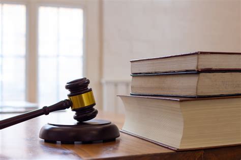 판사와 함께 법적 사건 사법 시스템과 시민권 및 사회 정의 개념에 사용하기 위한 정의의 상징으로 테이블에 있는 나무 판사 망치 정의로 소송을 판단하는 입법의 개념 0명에