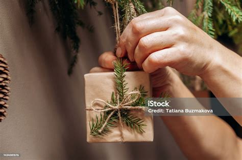 벽에 크리스마스 장식 전나무 가지들은 공예 종이와 전나무 콘에 선물 상자로 장식되어 있습니다 환경 친화적 인 개념 새해와 크리스마스 개념 12월에 대한 스톡 사진 및 기타