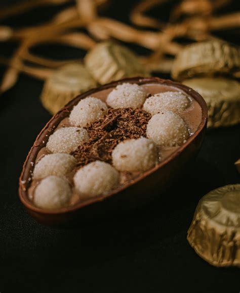 계란 고명 단 것 단 음식 달콤한 디저트 럭셔리 맛 맛있는 먹을 수 있는 먹음직스러운 무스 미식가 베이킹 부활절 빠지다 사탕 설탕 쇼콜라 티