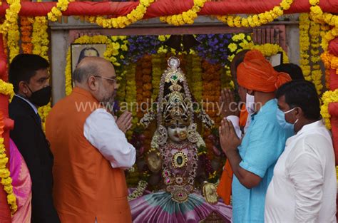 హైదరాబాద్ చార్మినార్ భాగ్యలక్ష్మి దేవాలయాన్ని దర్శించిన కేంద్ర మంత్రి