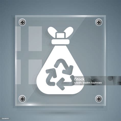 회색 배경에 분리 된 재활용 기호 아이콘흰색 쓰레기 봉투 휴지통은 아이콘을 만들 수 있습니다 바구니 표지판을 재활용합니다 정사각형 유리 패널 벡터 일러스트레이션 누름 버튼에