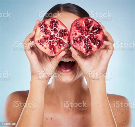 석류 미용 및 여성의 손은 천연 스킨 케어 제품 해독 및 비건 및 유기농 치료로 건강한 피부입니다 스튜디오 배경에 대한 신체를