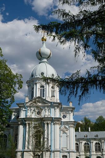 상트 페테르부르크의 스몰 니 대성당 의 외관은 푸른 하늘을 배경으로 바로크 양식의 파란색과 흰색으로 꾸며져 있습니다 0명에 대한 스톡 사진 및 기타 이미지 Istock