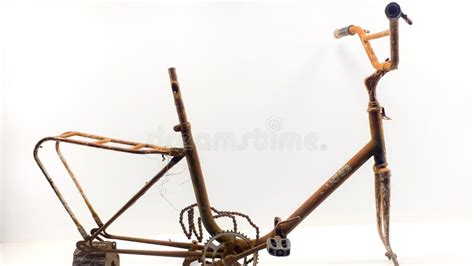 Bicicleta Vieja Y Oxidada Lista Para Ser Restaurada Imagen De Archivo
