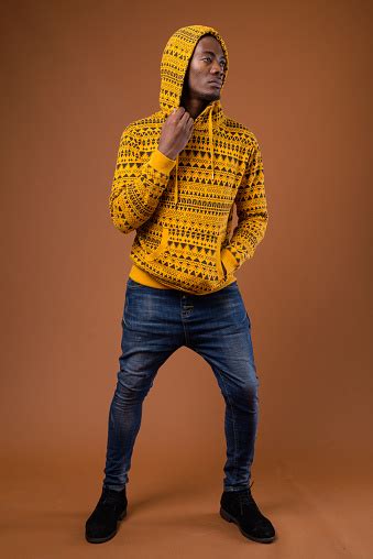 배경색에 대 한 까마귀를 입고 젊은 남 아프리카 남자의 스튜디오 샷 남자에 대한 스톡 사진 및 기타 이미지 남자 색상 이미지 아프리카 민족 Istock