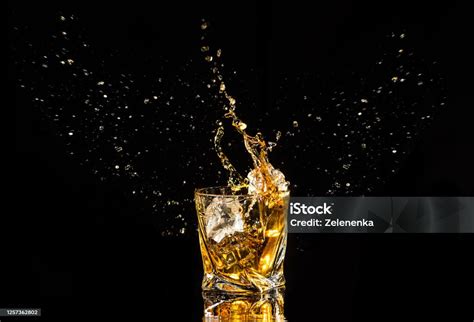 검은 색 배경 위에 얼음 큐브에서 튀어 나온 위스키 한 잔 알코올 이 튀는다 위스키 나 코냑 또는 스플래시와 알코올의 다른 유형 0명에 대한 스톡 사진 및 기타 이미지