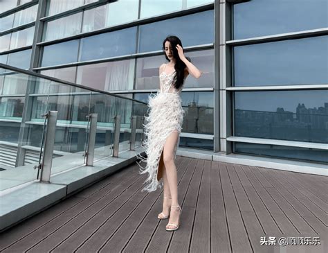 迪丽热巴身材肤白貌美大长腿，一袭白色蕾丝镂空羽毛裙抢镜，迷人实力