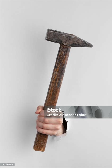 망치를 들고 찢어진 가장자리가있는 흰 종이에 구멍을 뚫은 어린이 손 복사 공간 Diy에 대한 스톡 사진 및 기타 이미지 Diy 가장자리 강철 Istock