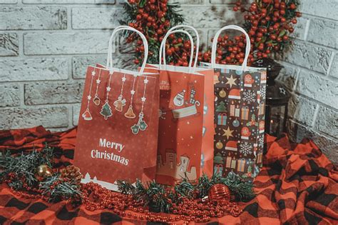 새해와 메리 크리스마스를위한 선물의 다양한 곰 비누 과자 과자 크리스마스 상자 산타 클로스와 스노우 메이든 성인과 휴일에 어린이를위한 알코올 과 선물 분위기 추수 감사절