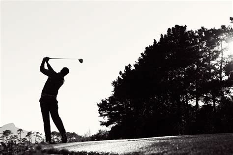 드라마틱 신혼여행 중인 혼혈의 젊은 군인커플 흑백 사진 Backview 골프 티 추진력있는 할인 20 29세에 대한 스톡 사진 및 기타 이미지 Istock