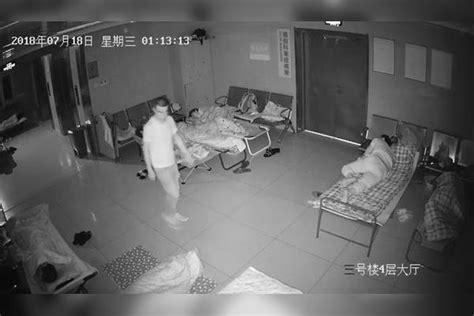 监控：趁医院陪床亲属熟睡 2名男子竟一夜偷走7部手机男子亲属监控