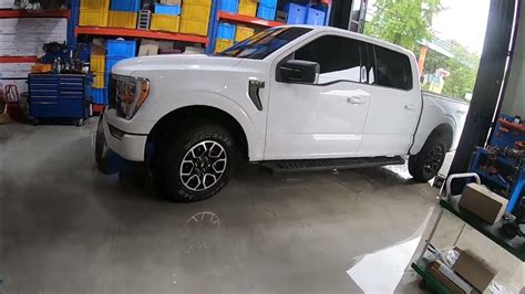 포드 신형 F150 전용 화이트 타입 듀얼 하이패스룸미러를 장착설치한 영상입니다 이외의 룸미러 흔들거림 액정유리파손수리