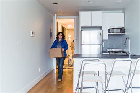 브루클린에 새 아파트에 물건 골 판지 상자를 이동 하는 성숙한 여 인 이주 개념에 대한 스톡 사진 및 기타 이미지 이주 개념 아파트 여자 Istock