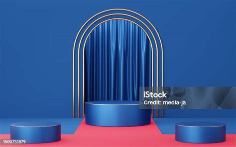 3 빨간색 캣워크 아치 및 커튼 배경에 금색 테두리가 있는 빈 파란색 실린더 연단 추상 최소 스튜디오 3d 기하학적 모양