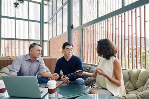 Premium Photo Business Woman Giving Project Report