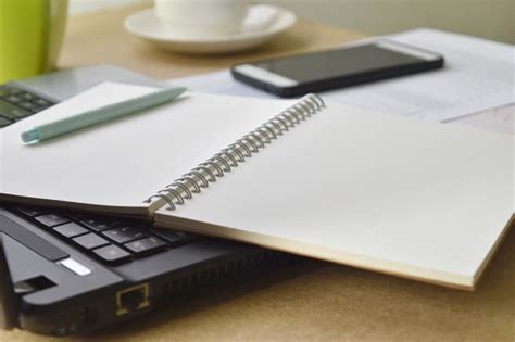 나무 책상에 커피와 스마트 폰 한 잔컴퓨터 노트북에 빈 오픈 노트북 0명에 대한 스톡 사진 및 기타 이미지 0명 공란 금융 Istock