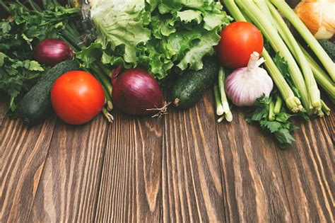 신선한 유기농 식품 신선한 야채 양상추 오이 셀러리 양파 토마토 파슬리를 나무 배경에 복사 공간 개체 그룹에 대한 스톡 사진 및 기타 이미지 Istock