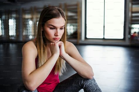 체육관에 앉아 슬프고 좌절한 소녀 또는 여성의 초상화 공간을 복사합니다 사진 Unsplash의 운동 이미지