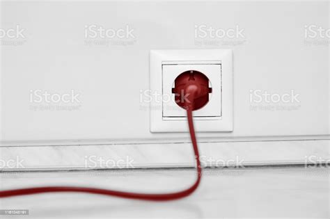 전동 흰색 소켓과 흰색 벽 배경에 전원 코드가 연결된 소켓 0명에 대한 스톡 사진 및 기타 이미지 0명 검은색 네트워크