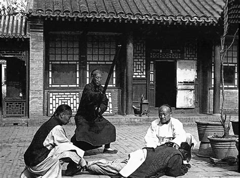 清末老照片，犯烟瘾的太监，挨板子的家奴，图九打麻将的富家千金女子清朝洋人