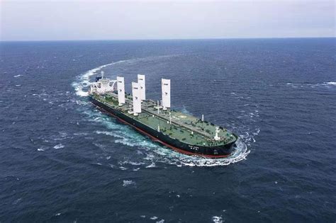 大连船舶重工风帆油轮新伊敦油耗降低10 全长333米的超级油轮新伊敦号有着4面特别的翼状帆可以节省该船的油耗量几千年来风帆当然是