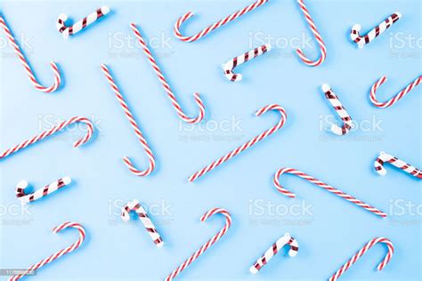 크리스마스 휴일 구성 텍스트에 대한 복사 공간이파란색 파스텔 배경에 크리스마스 트리 장식 사탕 지팡이와 빨간 열매의 상단보기 0명에 대한 스톡 사진 및 기타 이미지 Istock