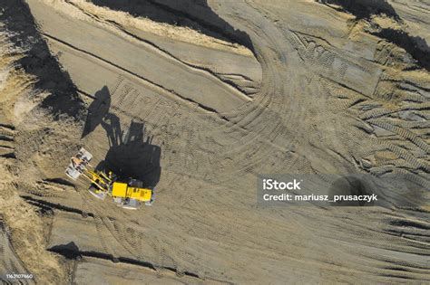 굴삭기 및 건설 장비의 공중 보기 위에서 기계 및 광산 장비 산업 장소의 최고 보기입니다 사진은 무인 항공기로 촬영 경관에 대한 스톡 사진 및 기타 이미지 Istock
