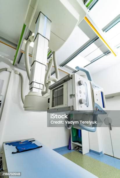 밝은 의료 시설의 현대식 X선 기계 최첨단 X선 기계가 조명이 밝은 의료실의 천장에 매달려 진단 영상 절차를 준비하고 있습니다 0명에 대한 스톡 사진 및 기타 이미지