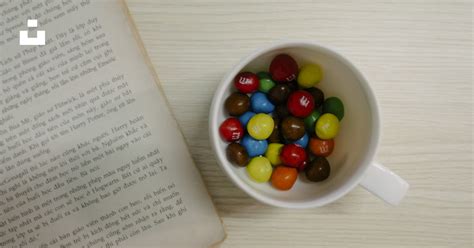 흰색 세라믹 그릇에 빨간색 녹색과 노란색 사탕 사진 Unsplash의 무료 과자 이미지