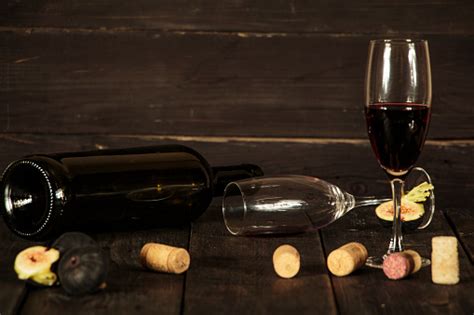 어두운 나무 배경에 무화과의 빈 병 유리 와인 나무 테이블에 와인의 유리입니다 0명에 대한 스톡 사진 및 기타 이미지 0명