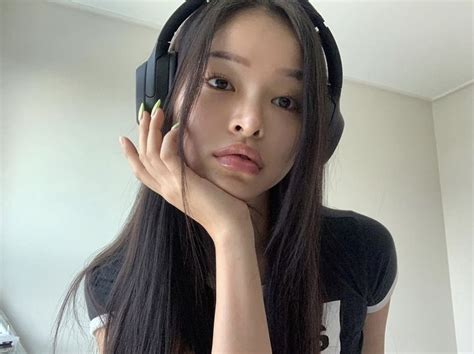 Korean Headphones Aesthetic Selfies With Headphones Face Claims