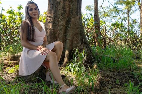 Hermosa Chica Morena Posando En Fotos En La Naturaleza Foto Premium