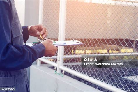 엔지니어 또는 전기 녹색 에너지 태양광 발전소에서 검사 및 유지 보수 장비에 변압기 야드에 변압기 높은 전압 상태 단계 확인 건설 산업에 대한 스톡 사진 및 기타 이미지