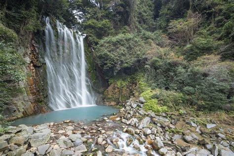 【映える鹿児島旅】湯けむり上がる神秘的な滝壺へ。温泉水を注ぐ丸尾滝 ふくおかナビ