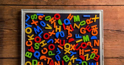 화려한 플라스틱 문자와 숫자는 나무 배경에 누워 있습니다 사진 Unsplash의 알파벳 이미지