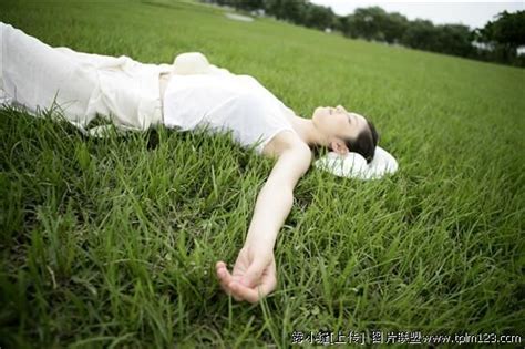 求一张躺在草地上的意境图片 百度知道