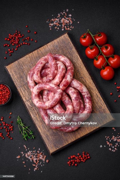 돼지고기 또는 쇠고기로 만든 생 소시지와 소금 향신료 및 허브 0명에 대한 스톡 사진 및 기타 이미지 0명 가공육 건강에 좋지 않은 음식 Istock