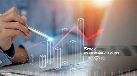 사업가 계획 디지털 주식 시장 분석 전략 긍정적 인 기술 차트 강력한 투자 아이디어 환율 경제 개발 주식 성장 및 비즈니스 성공 목표를 보여주는 전략 남자에 대한 스톡 사진