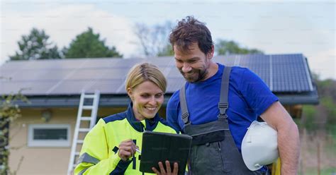 남자와 여자 태양 광 설치자는 집에 태양 전지 패널 시스템을 설치하는 동안 태블릿으로 엔지니어입니다 사진 Unsplash의 사진술 이미지
