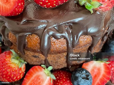 물방울 초콜릿 장식 딸기 및 블루 베리 축하 케이크 초콜릿 버터 크림 및 베리 과일로 장식 된 수제 계층화 초콜릿 생일 케이크의