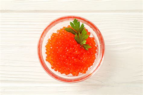 흰색 나무 테이블에 고립 된 빨간 캐비어가있는 유리 항아리 텍스트 공간 0명에 대한 스톡 사진 및 기타 이미지 0명 건강한 생활방식 달걀 Istock