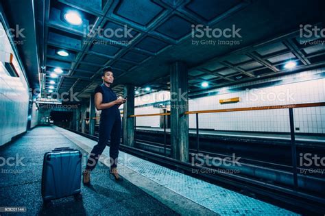 전화를 하는 동안에 기차를 기다리는 자신감 흑인 사업가 공항에 대한 스톡 사진 및 기타 이미지 공항 점에 의한 원근감 20 29세 Istock