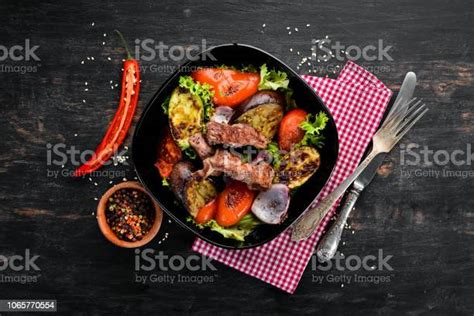 구운된 쇠고기와 검정 접시에 구운된 야채 에 나무 배경 최고의 볼 수 있습니다 텍스트에 대 한 여유 공간입니다 갈비 음식에 대한 스톡 사진 및 기타 이미지 Istock