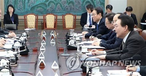 공공요금 상반기 동결기조 밝히는 윤석열 대통령